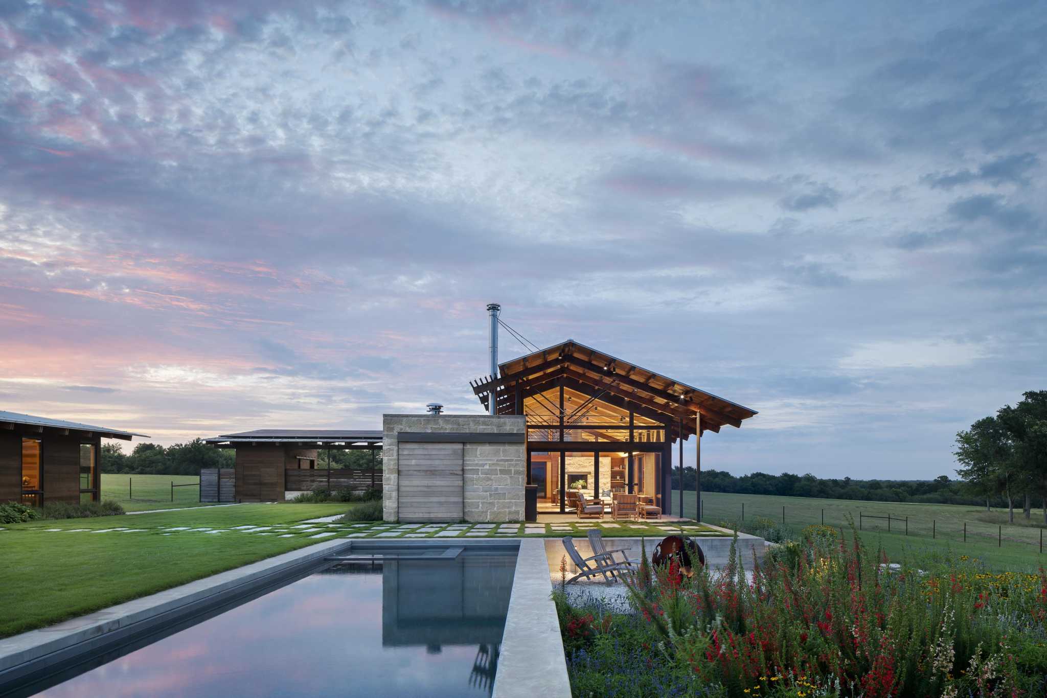 Texas architects help Houston couple build modern farmhouse in ...