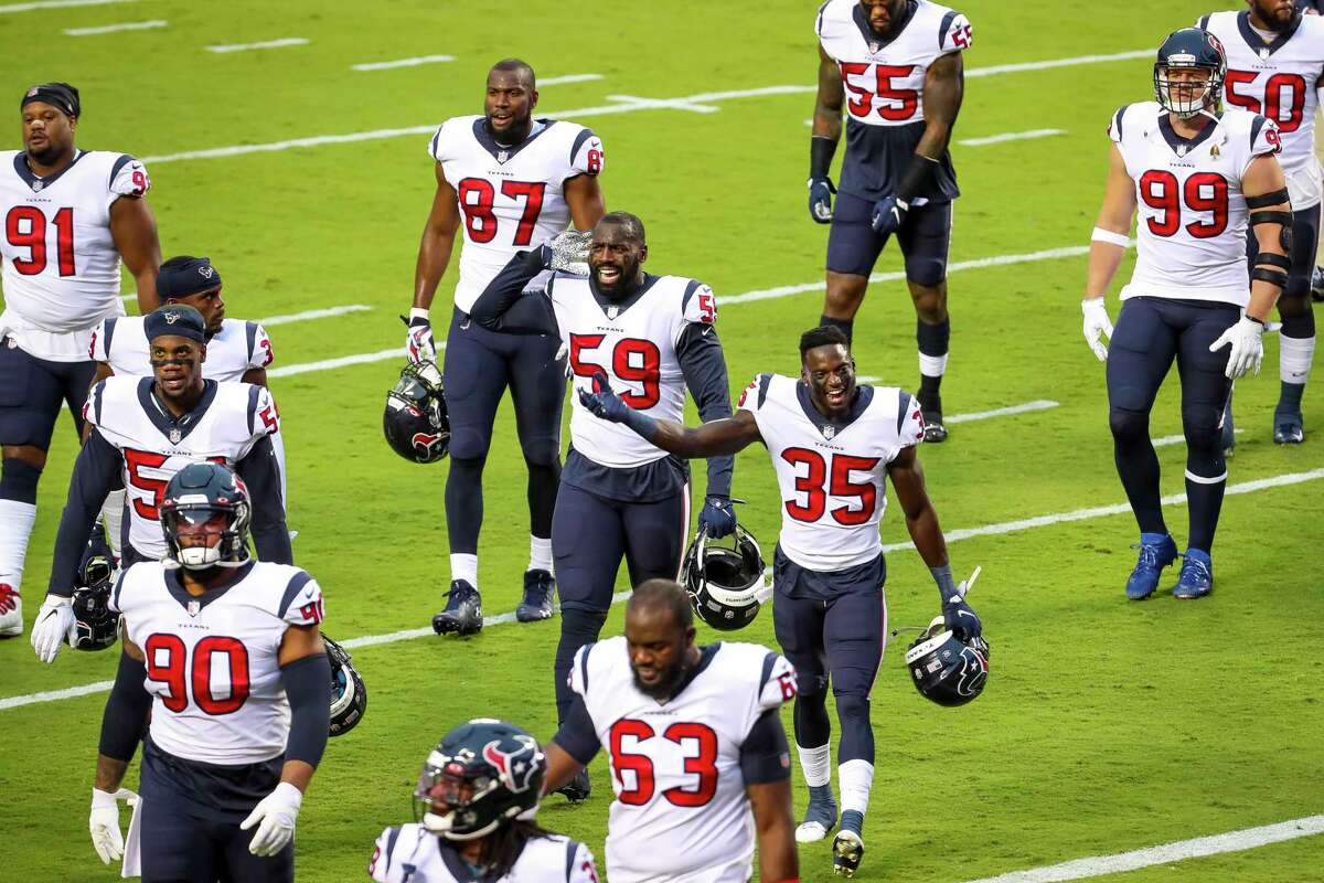 Texans players stay in locker room for national anthem