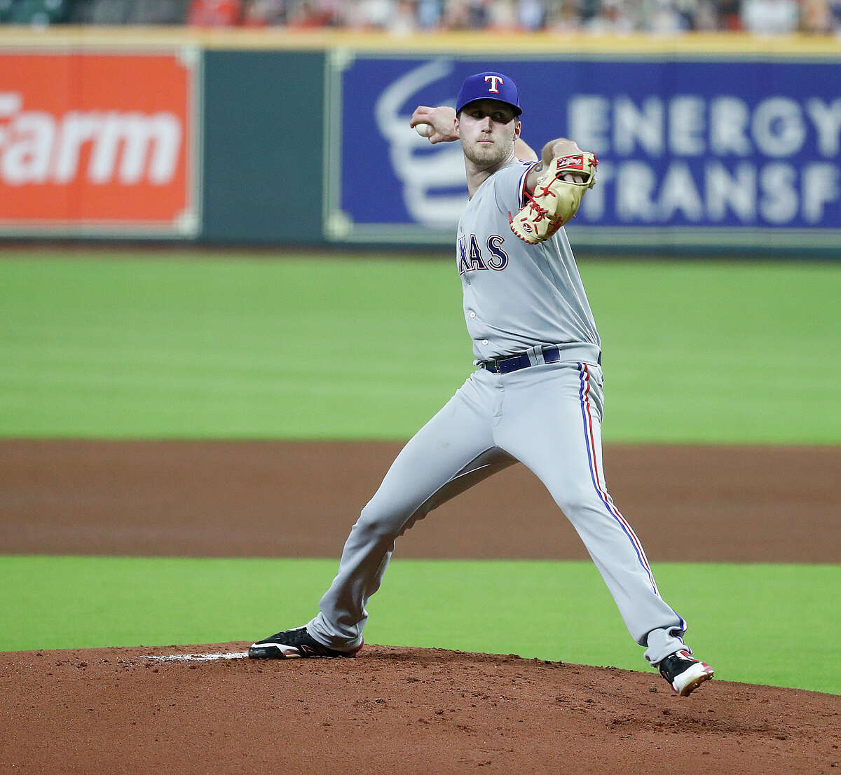 Astros top Rangers, get injury scare with Carlos Correa