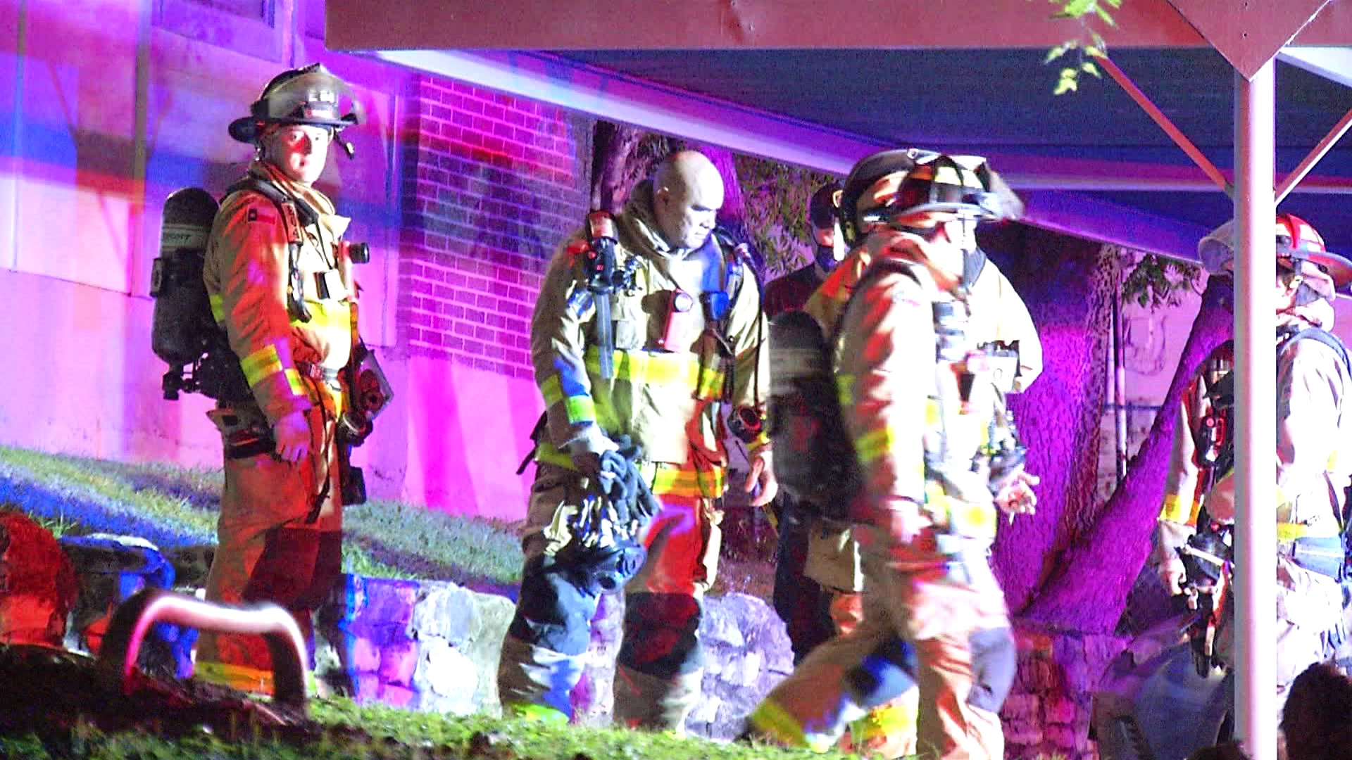 Man smoking a cigarette while using an oxygen tank ignites apartment ...