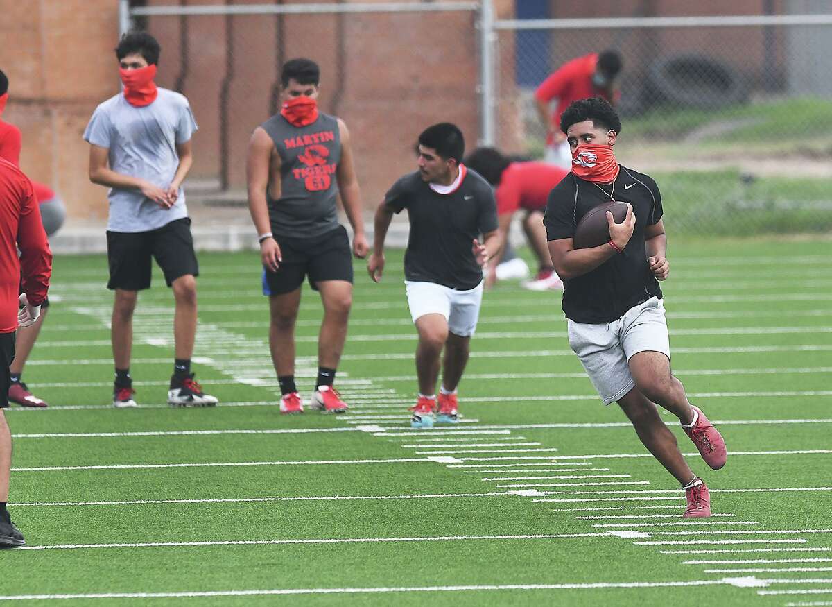 Laredo football seniors grateful for shot at final season