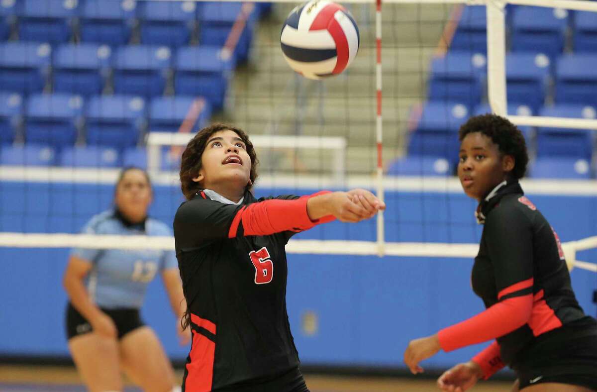 Harlan settles in, sweeps Stevens