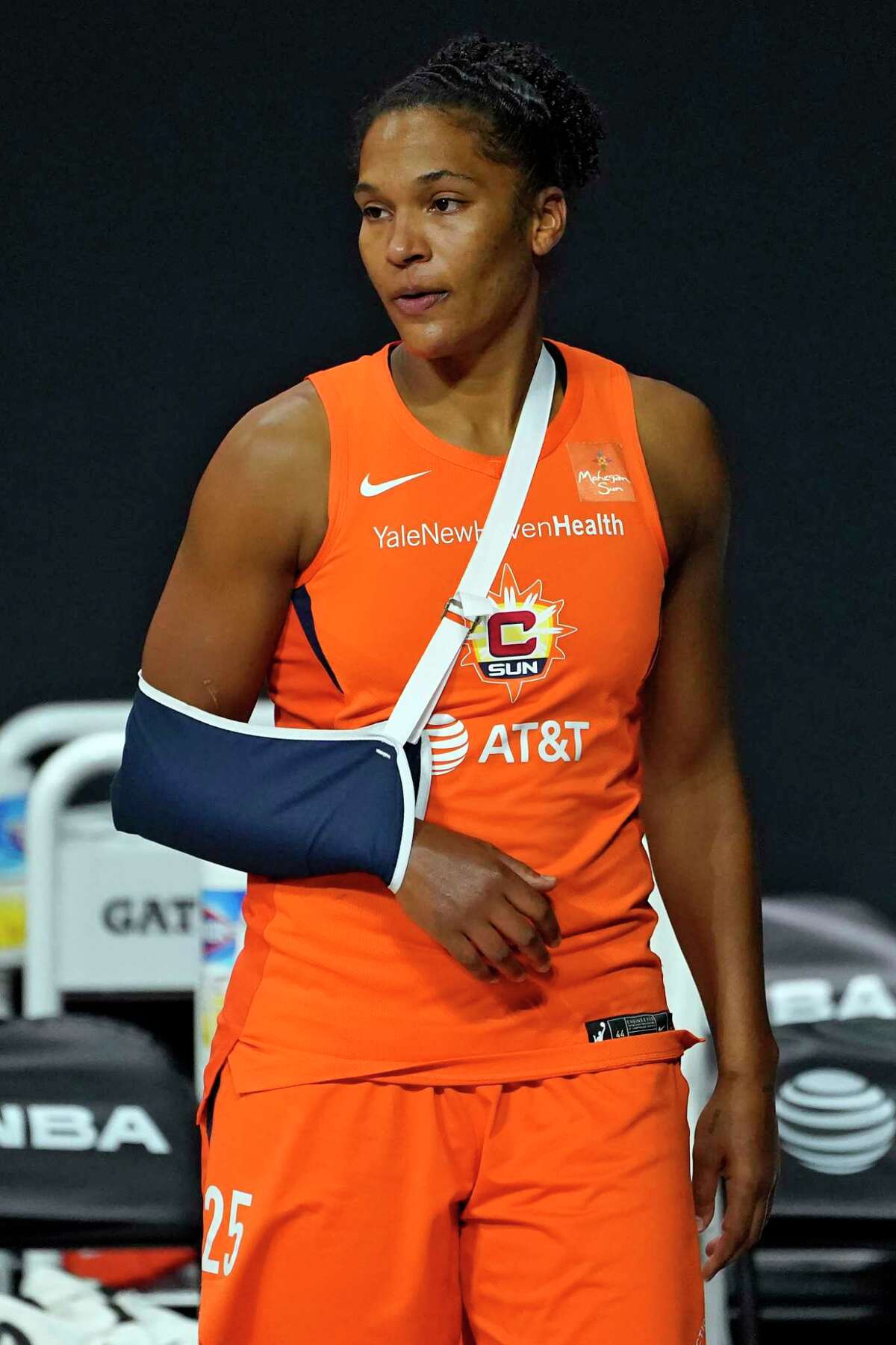 Connecticut loses Alyssa Thomas, then Game 2 of WNBA semifinals against ...