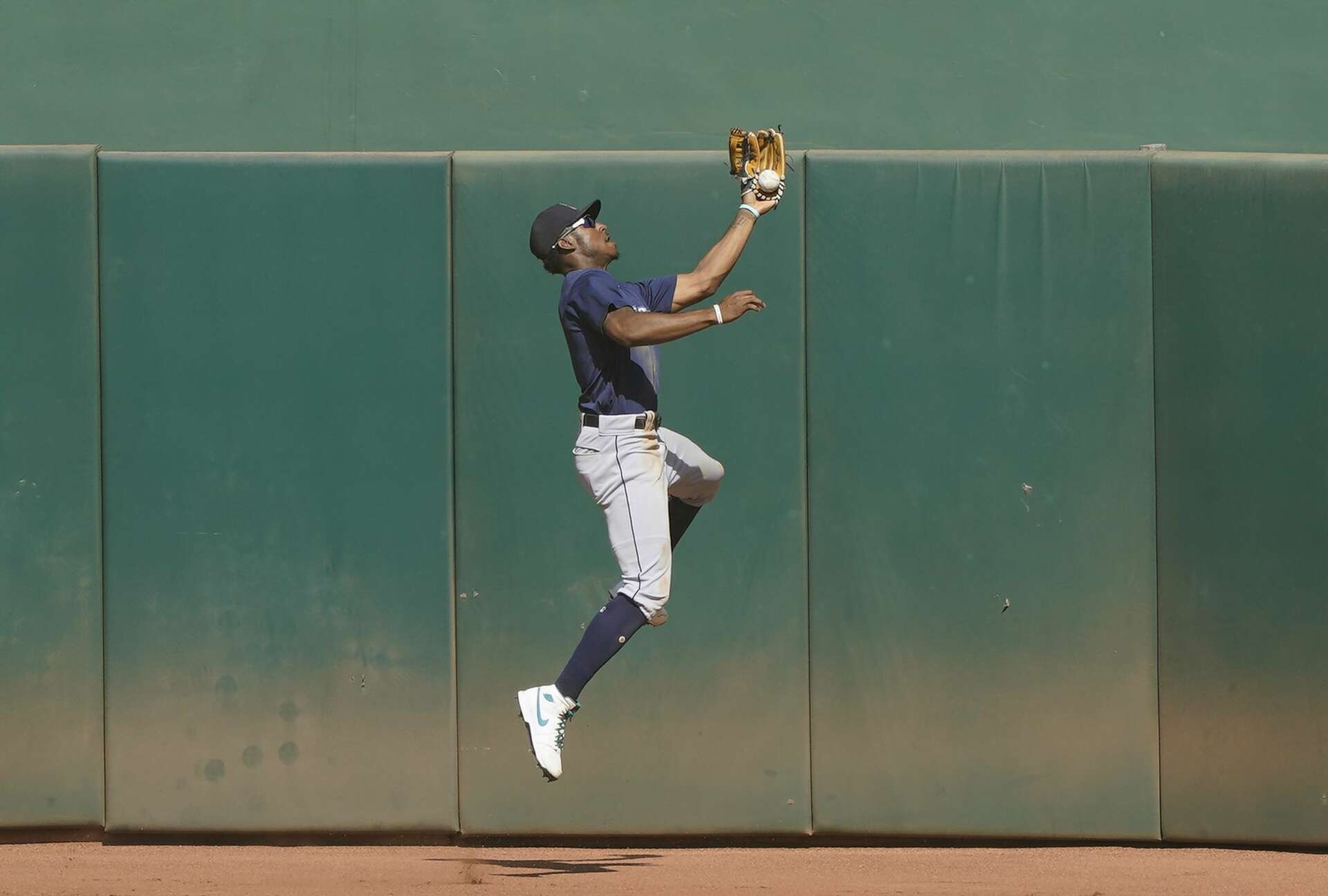 Seattle Mariners outfielder Kyle Lewis wins AL Outstanding Rookie award