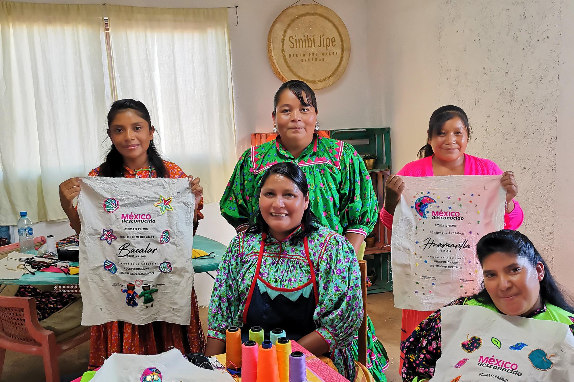 The rarámuri hands that created the awards to the magical towns of the ...