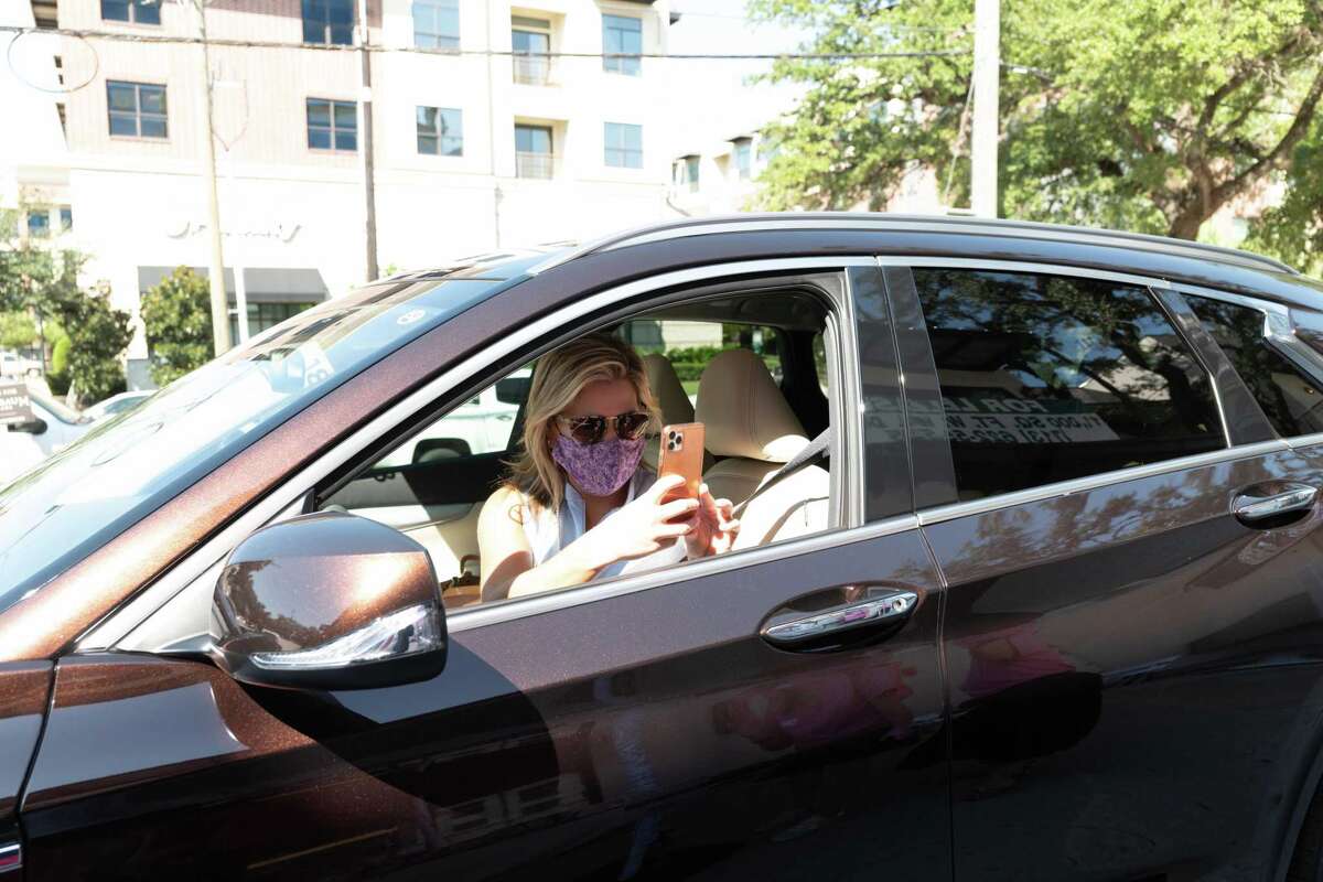 Exclusive: Lynn Wyatt invites the Chronicle for home tour during Razzle ...