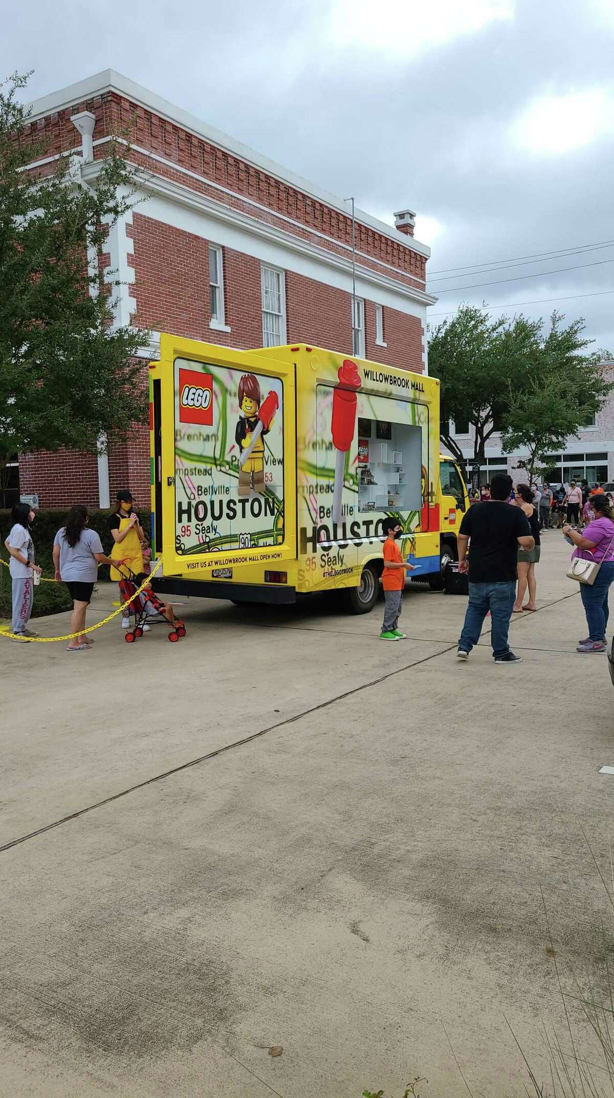 New LEGO store opens at Willowbrook Mall