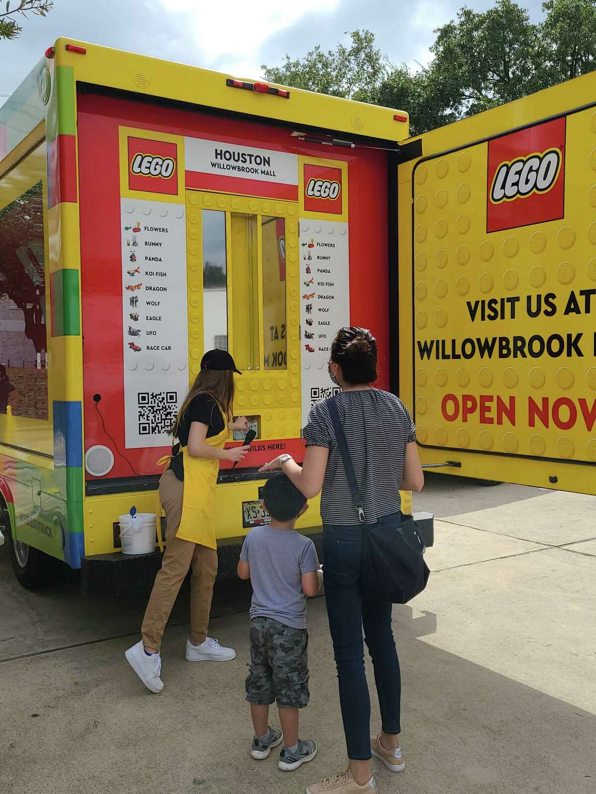 New LEGO store opens at Willowbrook Mall