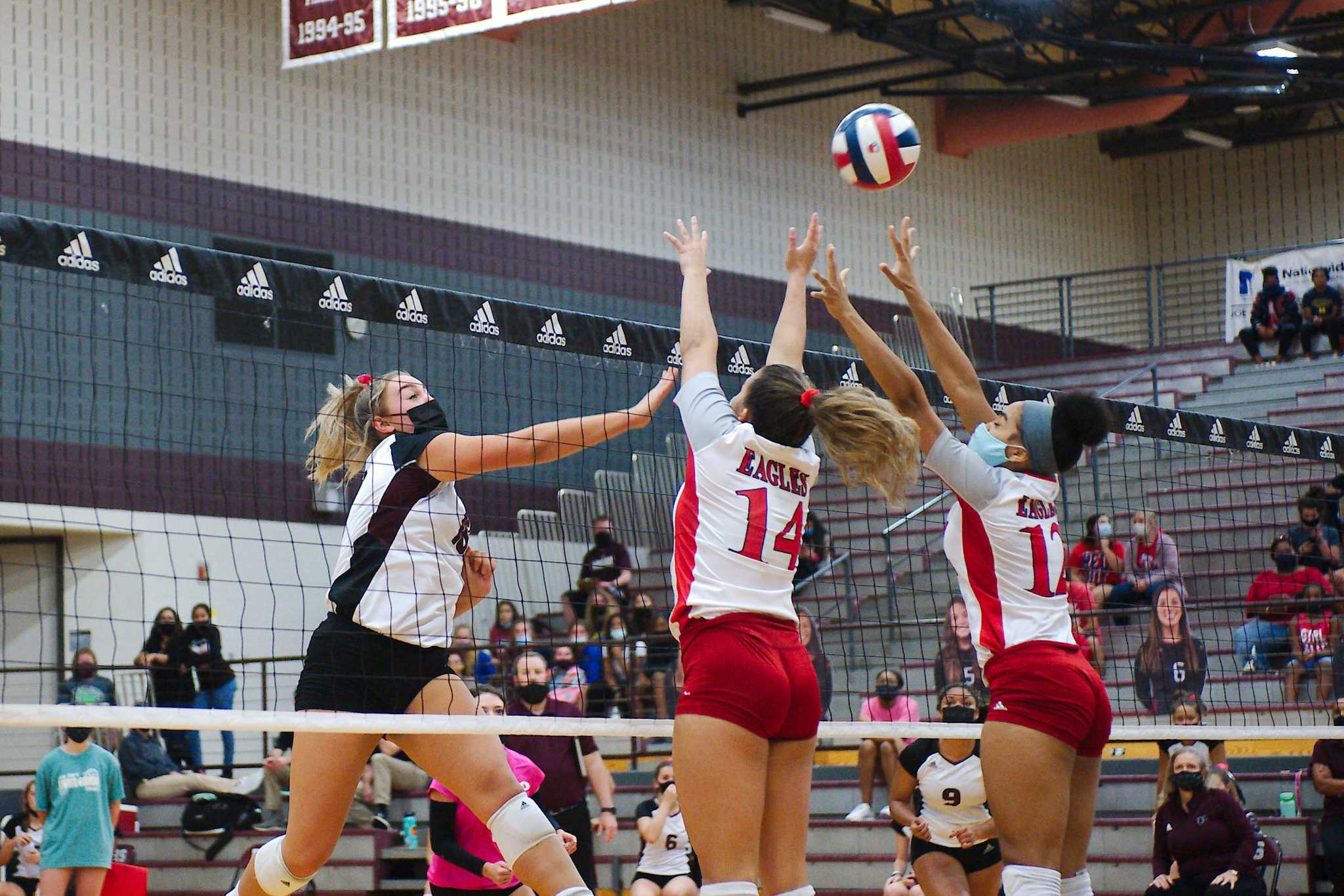 Volleyball: Dawson, Pearland roll to district victories