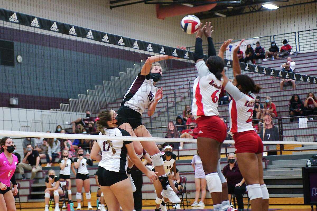 Volleyball: Dawson, Pearland roll to district victories