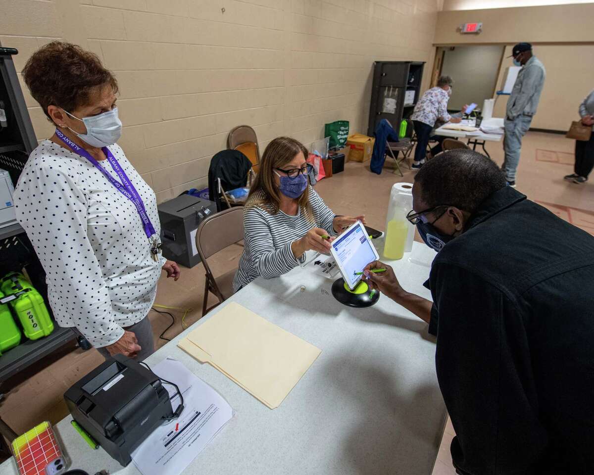 Voters flood to polls, find long waits, 'nightmare' traffic, even applause