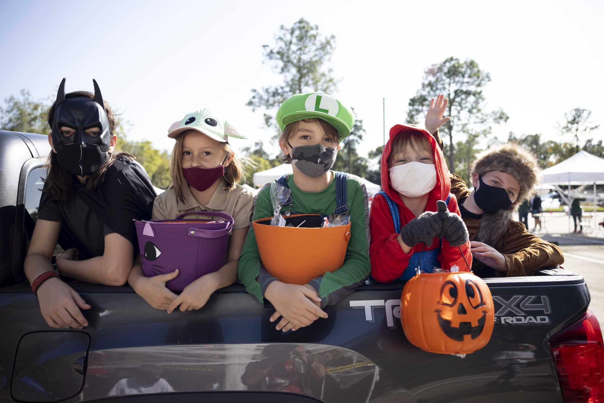 Hundreds join drive-thru candy hunt at Trick or Treat Trail