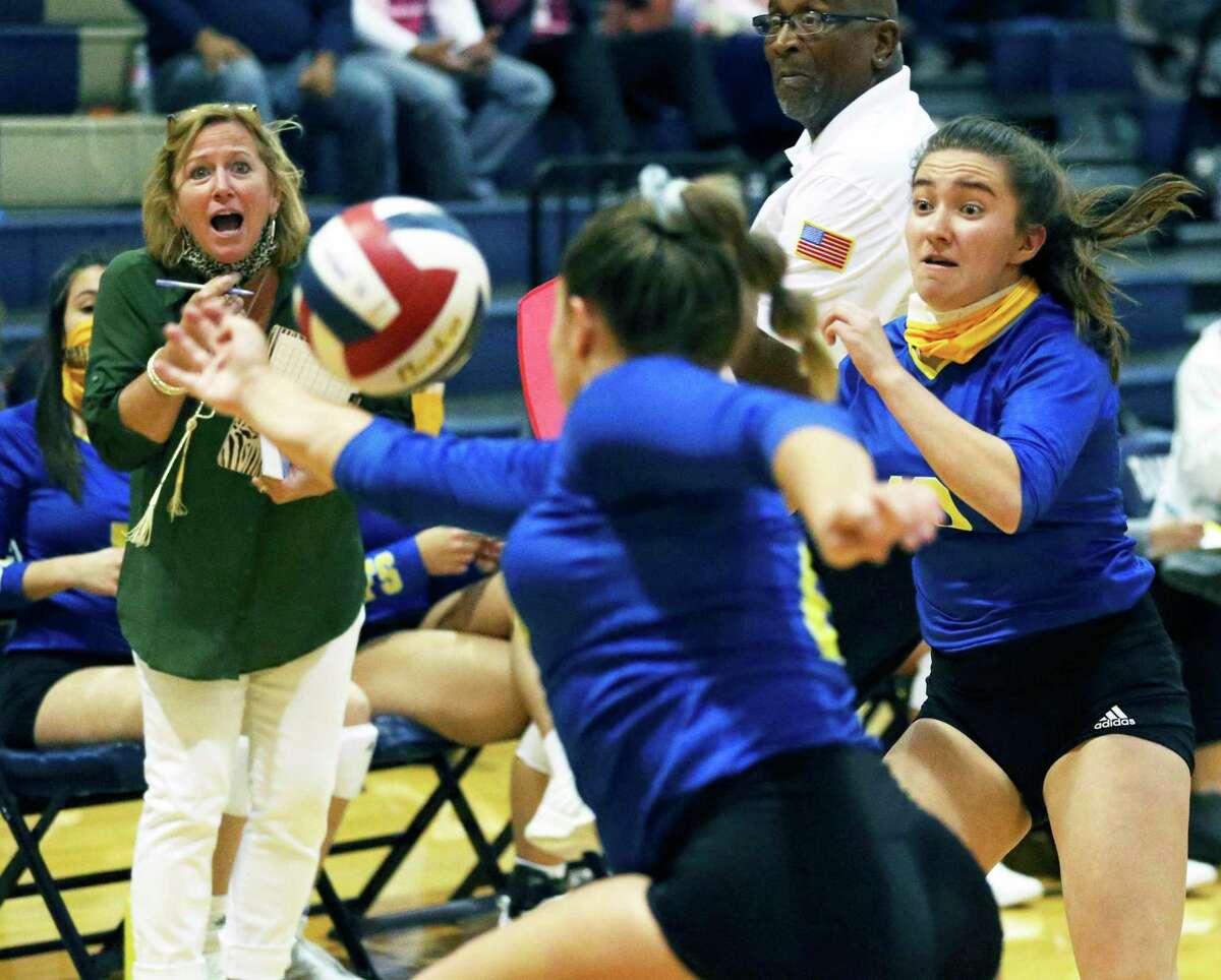 Smithson Valley extends win streak to 12 by defeating Clemens in three sets