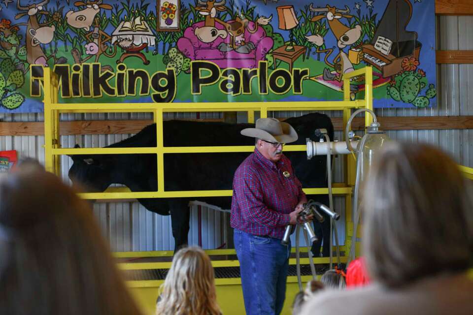 Fiddlesticks Farms opens the fall season with family activities