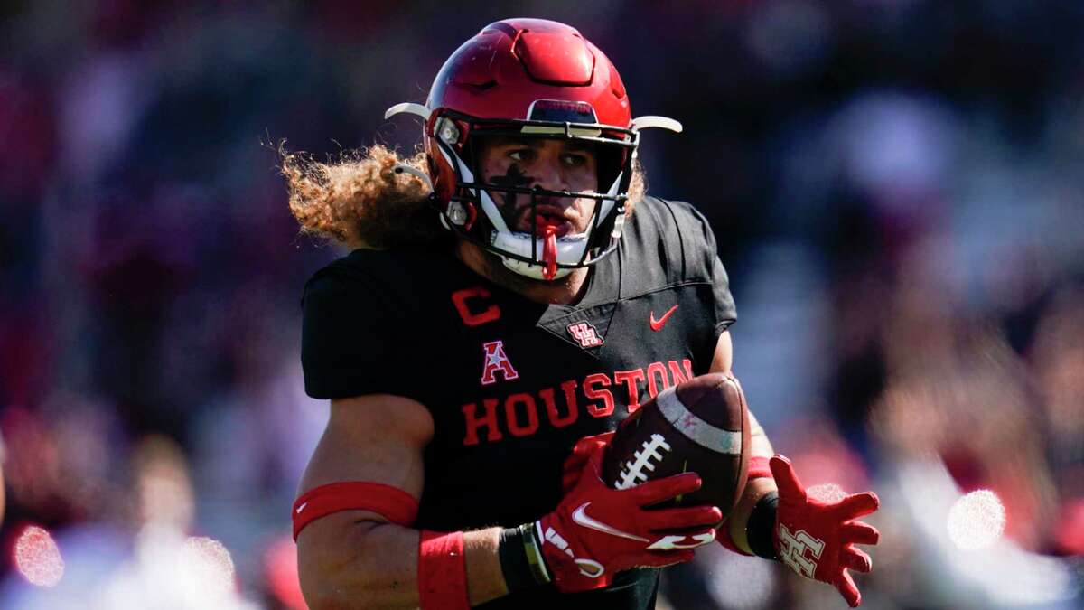 ALUMNI NOTEBOOK: UH senior Stuard continues to carry workload on defense
