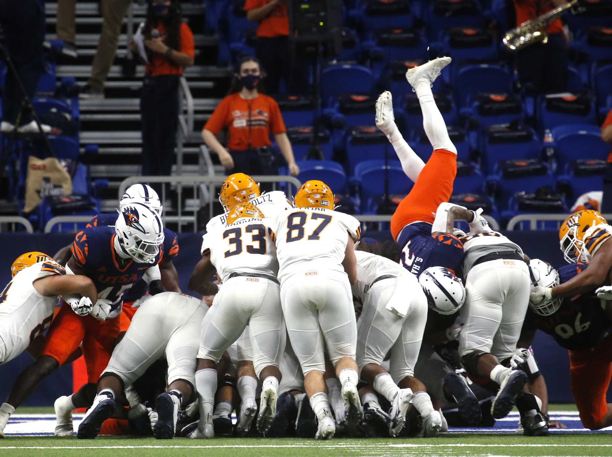 With defensive coordinator on administrative leave, UTSA’s coaches work ...