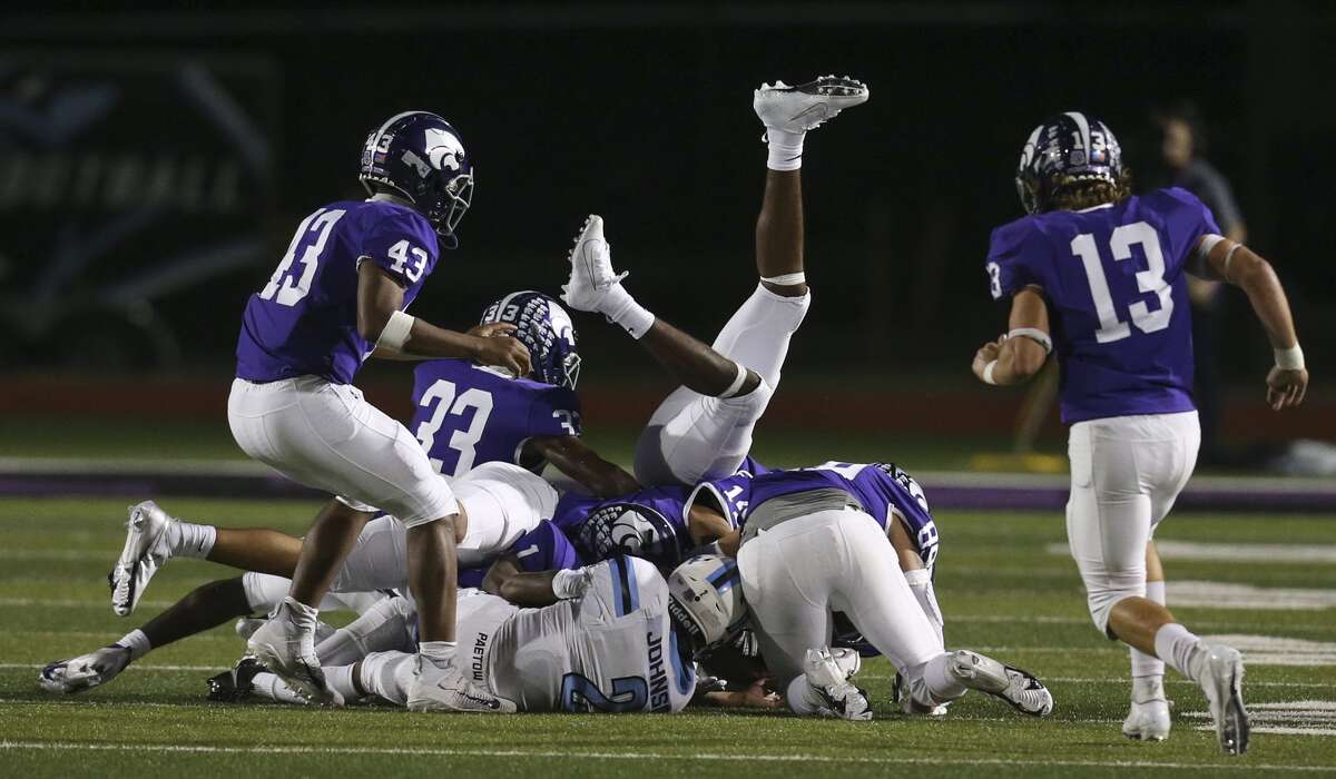 Katy Paetow defeats Angleton to secure playoff spot