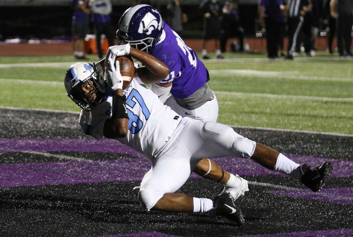 Paetow defeats Angleton, clinches second playoff berth