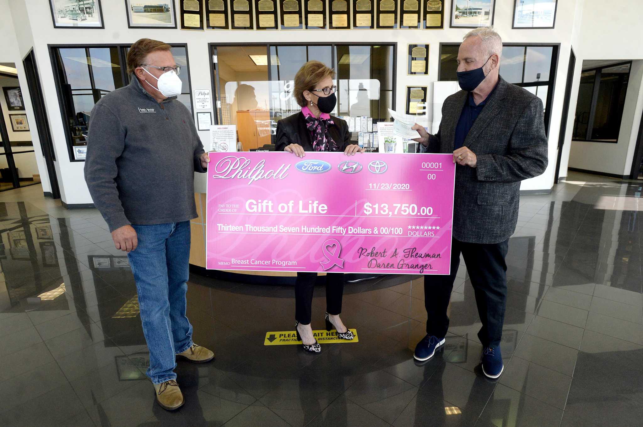 Philpott presents annual Gift of Life donation