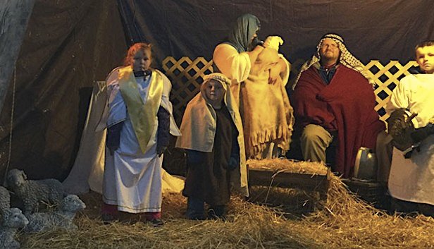 Photos of protesters clashing with police outside Chicago immigration ...