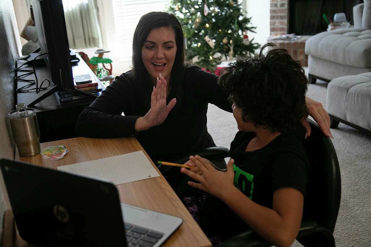 Amid COVID surge, San Antonio students pour back into some campuses ...