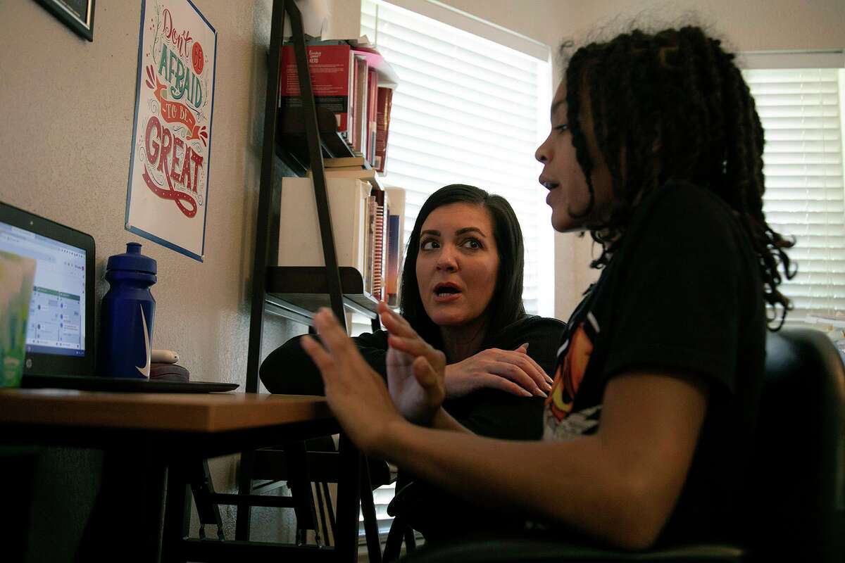 Amid COVID surge, San Antonio students pour back into some campuses ...