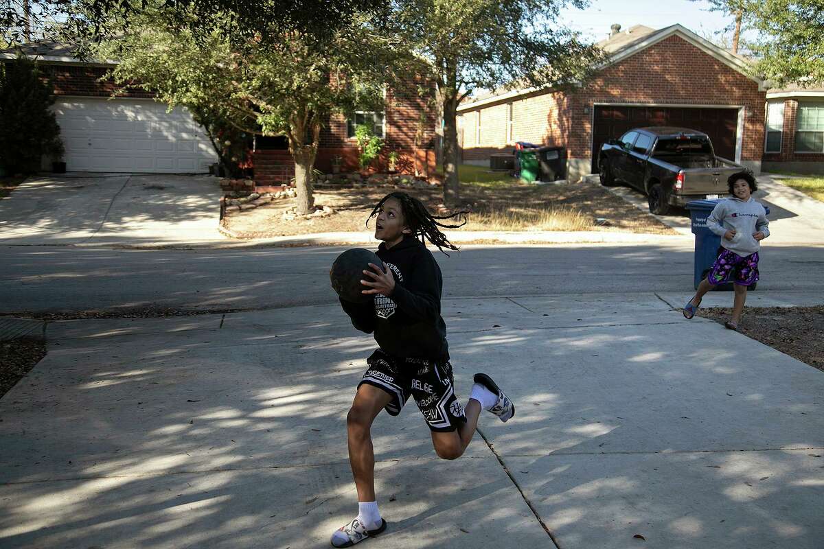 Amid COVID surge, San Antonio students pour back into some campuses ...