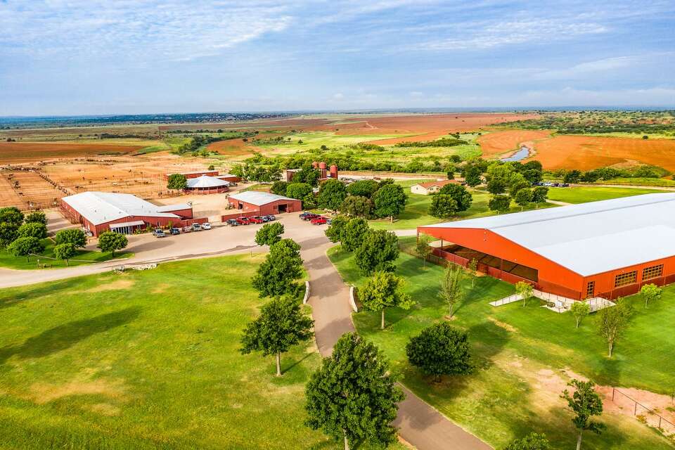 Where are the largest ranches in Texas?