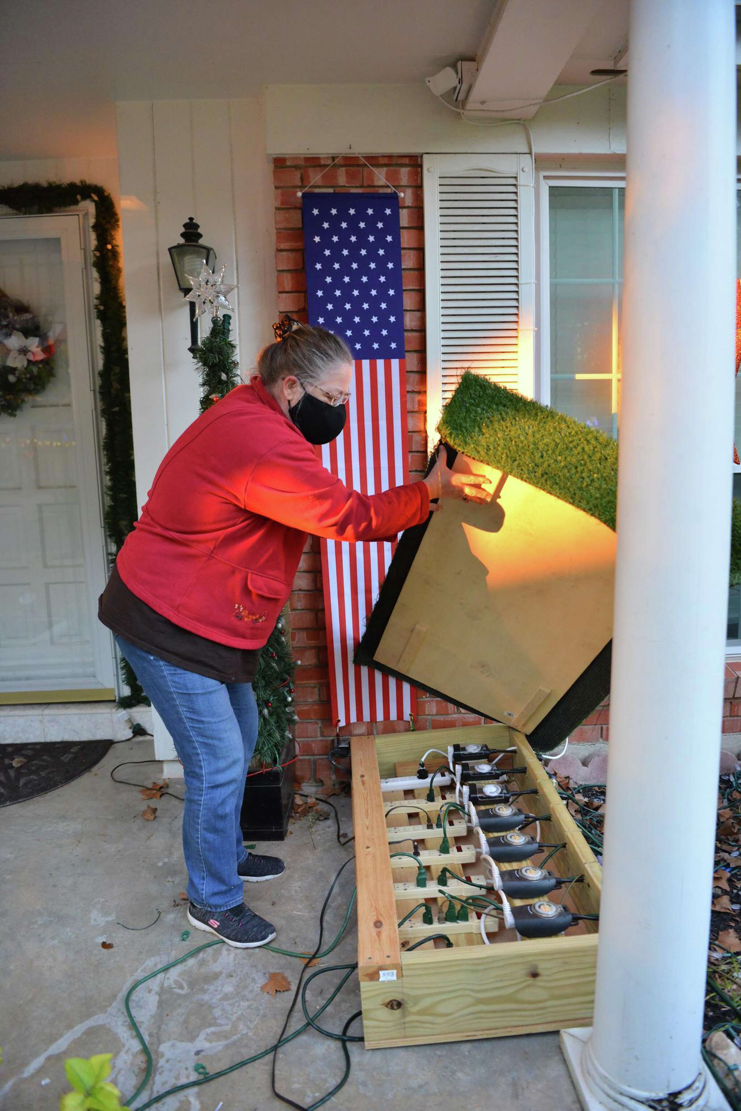 Holiday displays dazzle the eye and lift spirits as Windcrest Light Up ...