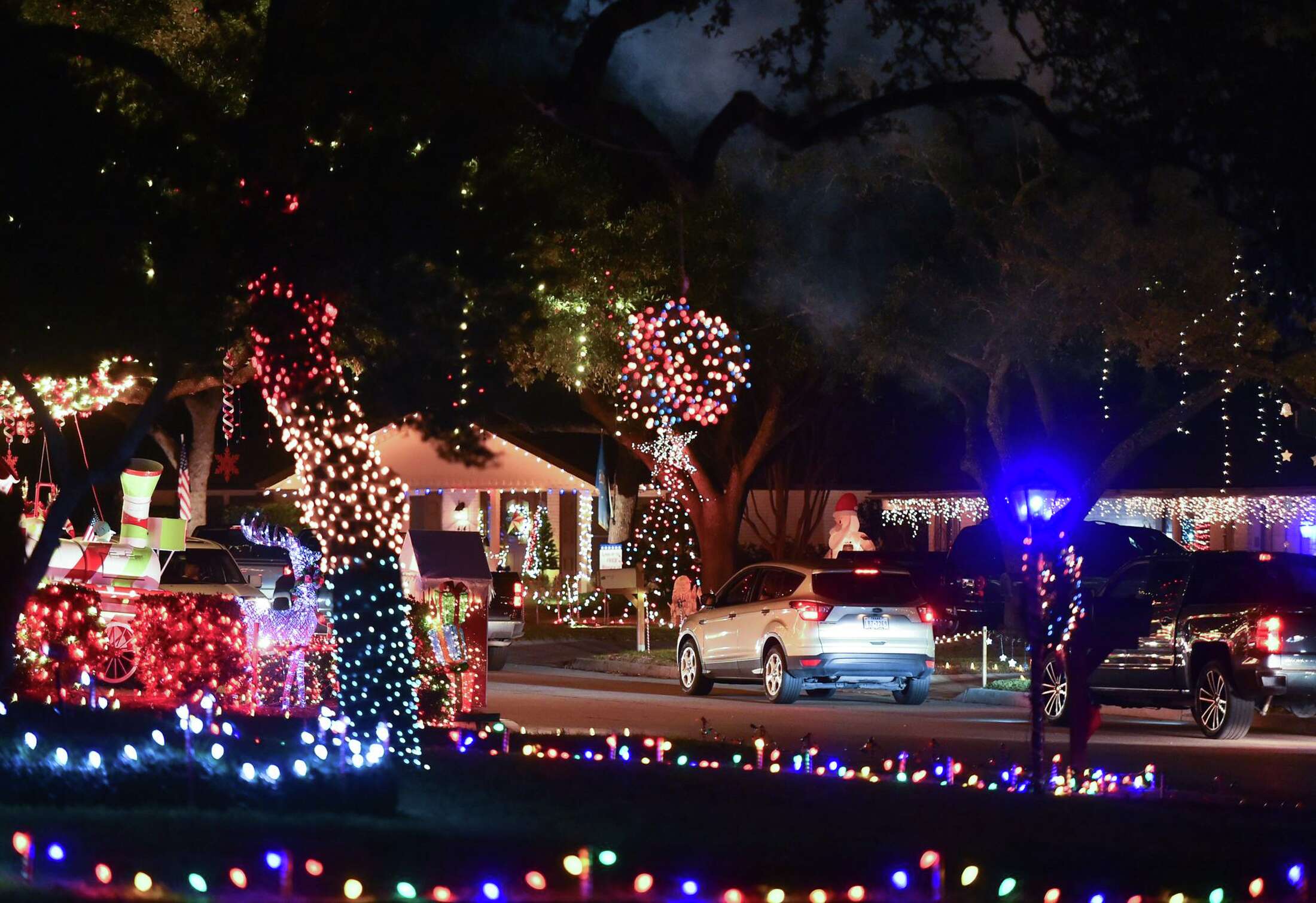 Holiday displays dazzle the eye and lift spirits as Windcrest Light Up ...