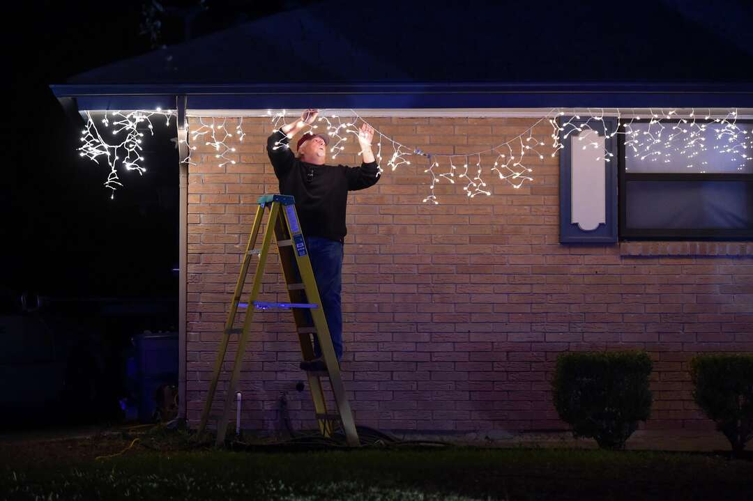 Holiday displays dazzle the eye and lift spirits as Windcrest Light Up ...