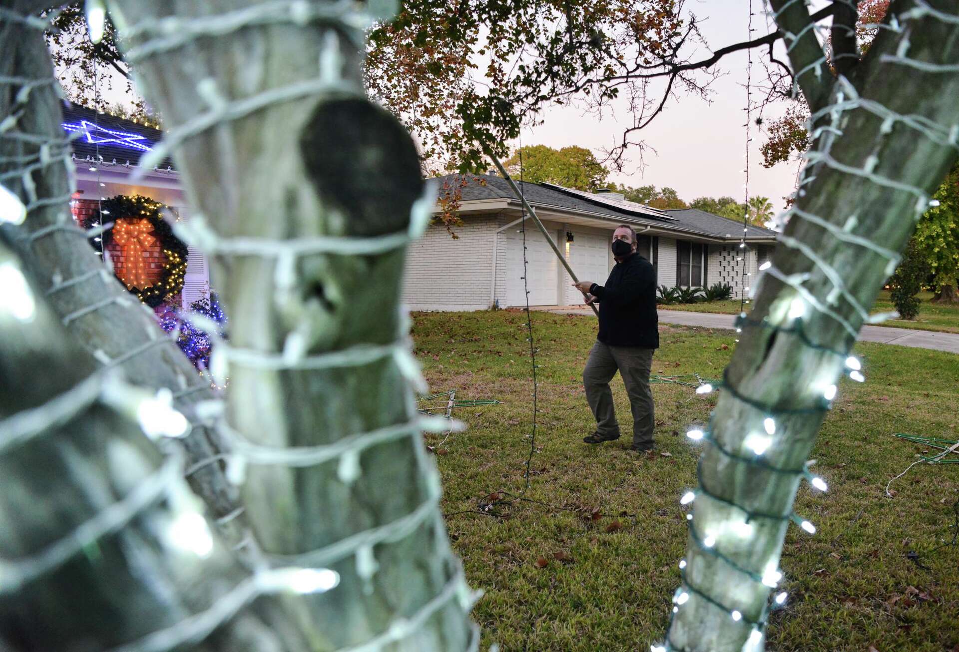 Holiday displays dazzle the eye and lift spirits as Windcrest Light Up ...