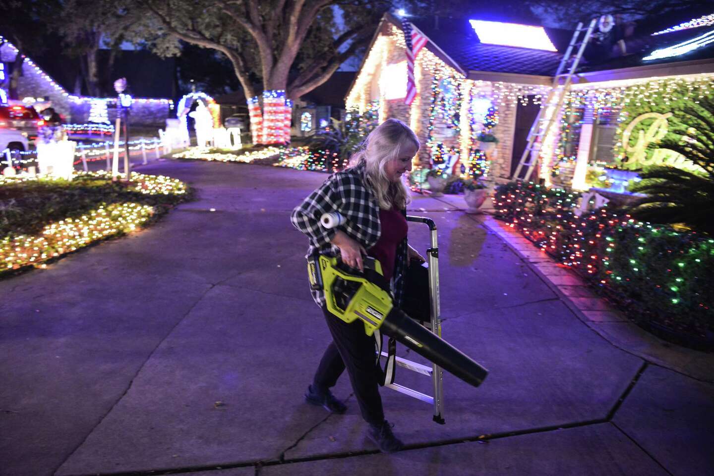 Holiday displays dazzle the eye and lift spirits as Windcrest Light Up ...