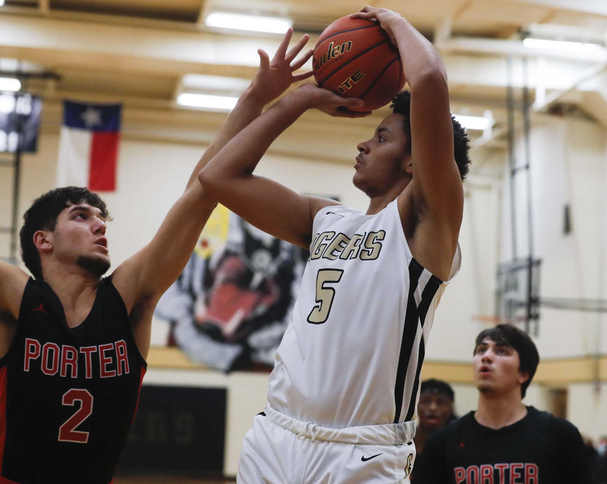 BOYS HOOPS: Conroe holds off Porter in non-district win