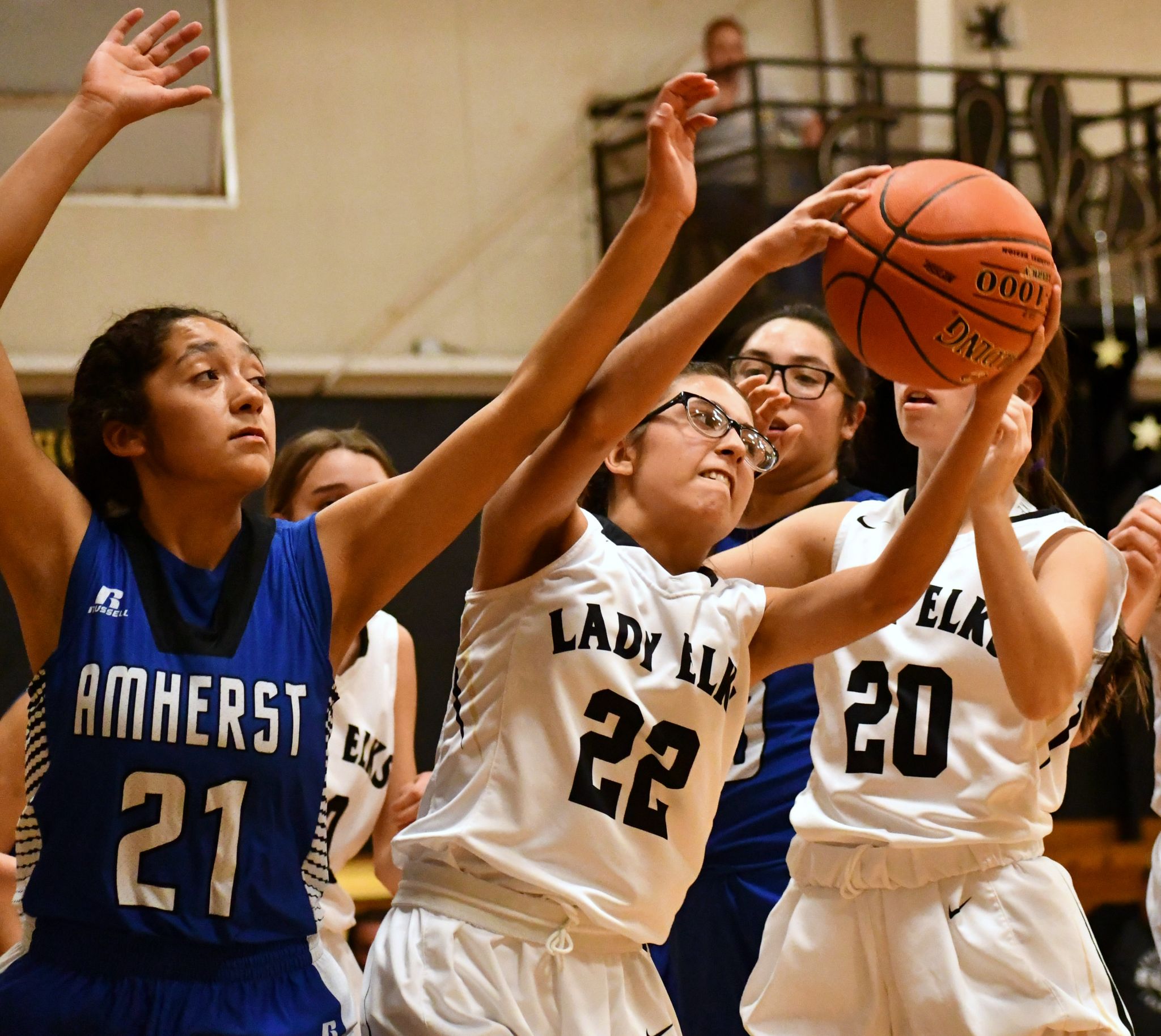 Elks finish off Loop; Lady Elks struggle vs. Amherst