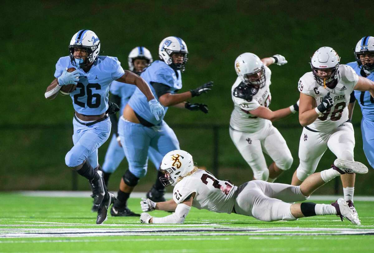 Paetow trounces Baytown Lee for first playoff win