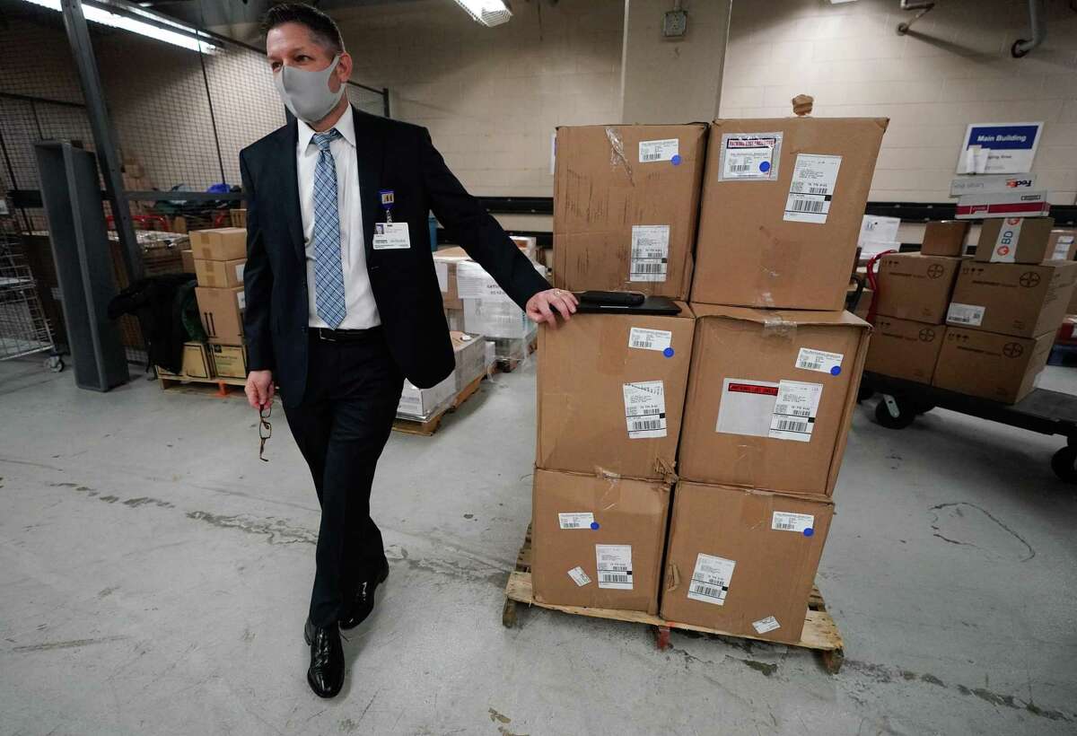 'Best gift of the year': Houston Methodist employees receive COVID ...