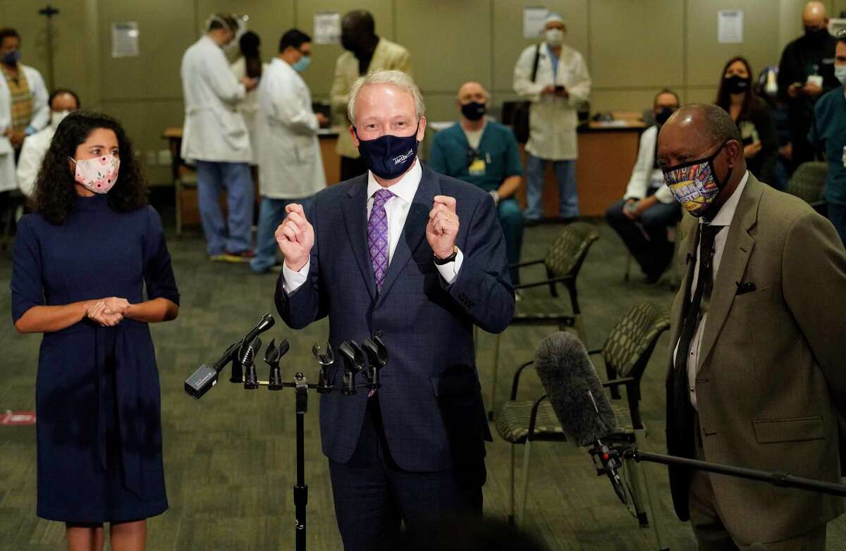 'Best gift of the year': Houston Methodist employees receive COVID ...