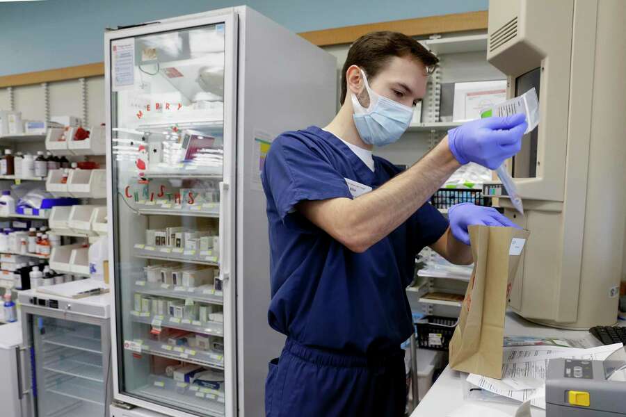 Pharmacy retailers CVS, Walgreens hiring thousands for help with COVID ...