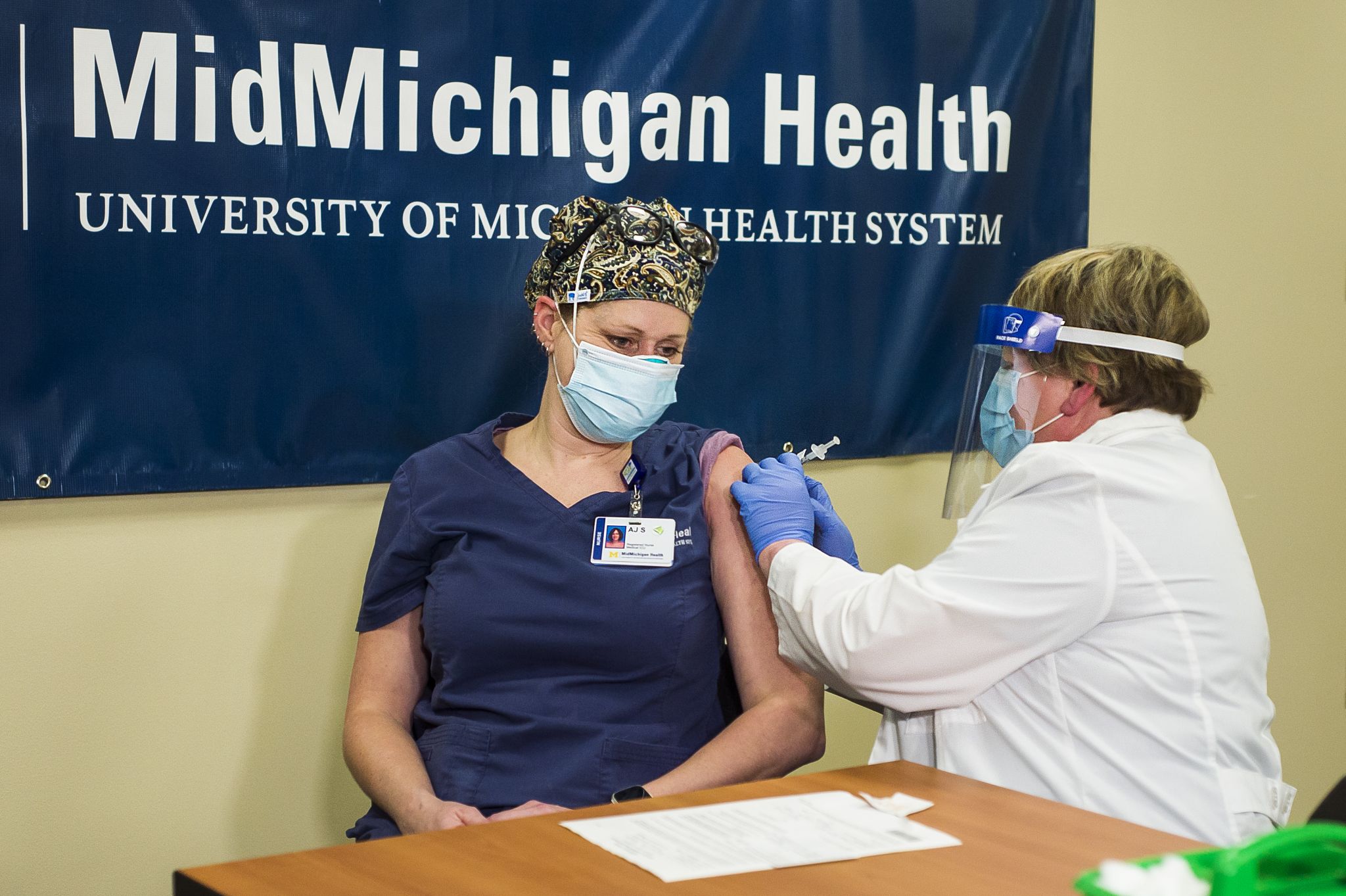 MidMichigan Health nurse first to receive Midland vaccine for COVID-19