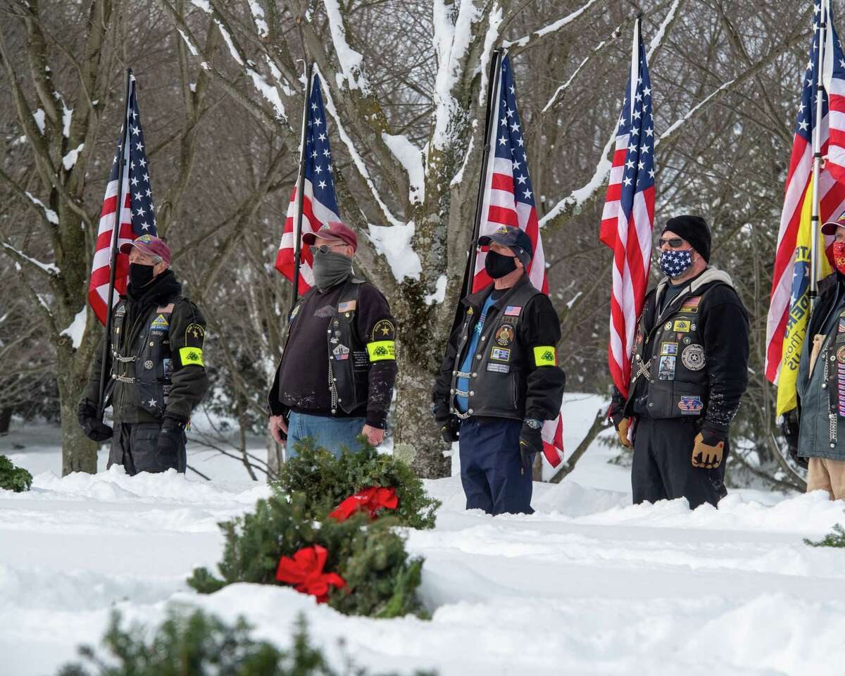 Photos: Thousands of wreaths brought to Saratoga cemetery
