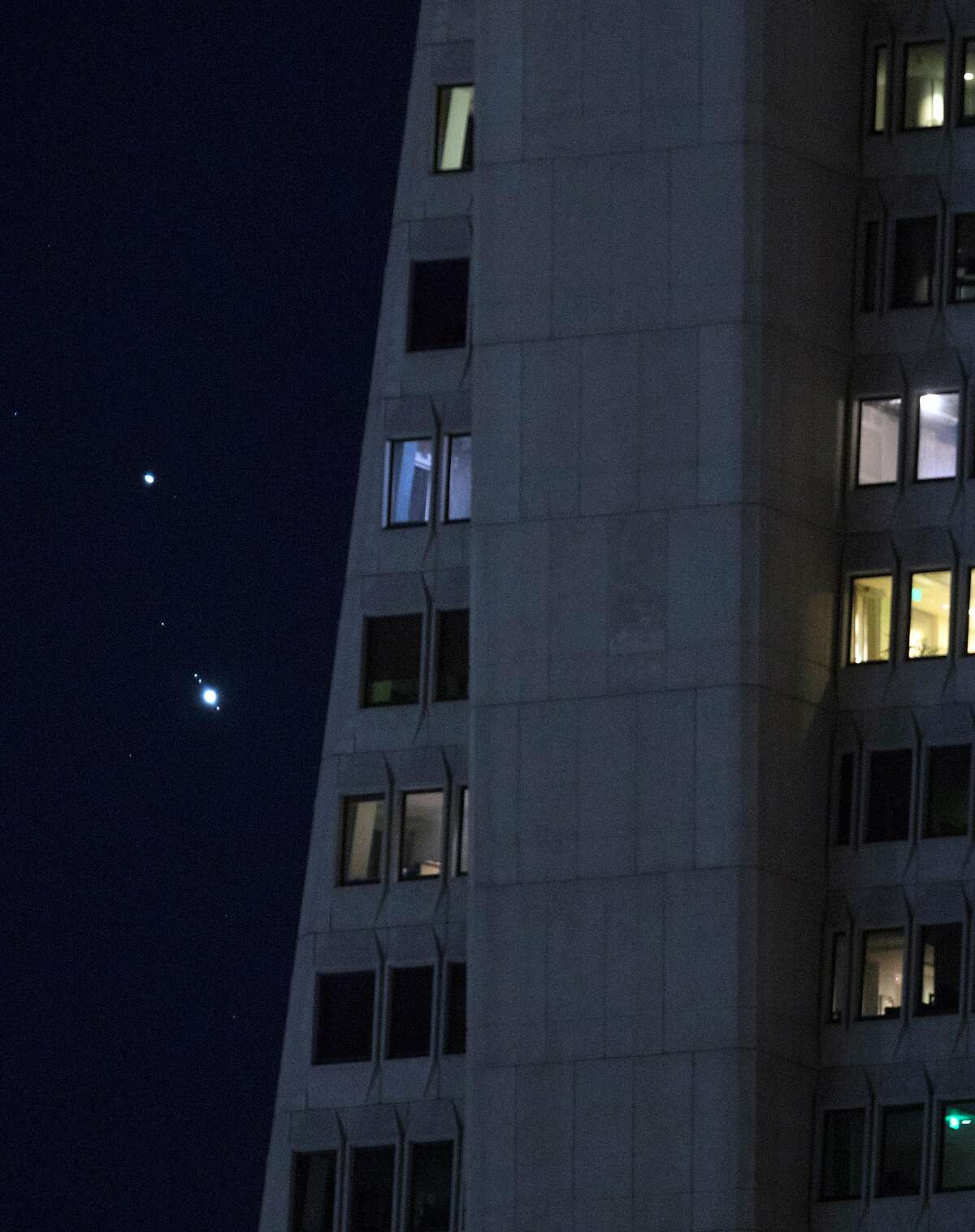 Jupiter, Saturn mingle in night sky, overlapping for first time in ...