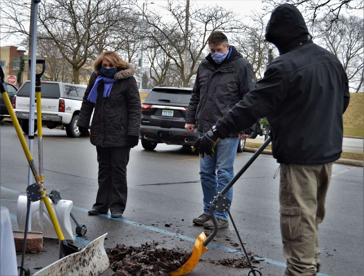 Midlander invents shovel attachment to help lift snow