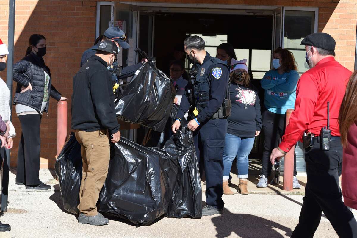 Plainview PD spreads cheer with annual Christmas With Cops event