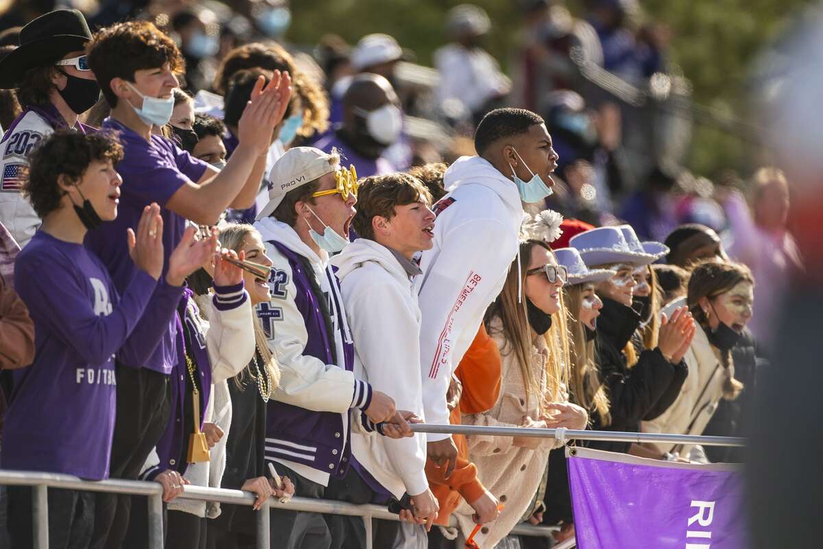 North Shore knocks off Ridge Point to keep rolling