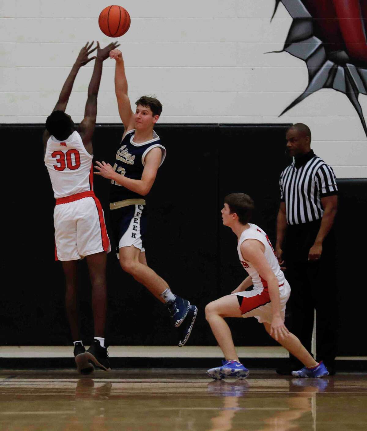 BOYS HOOPS: Lake Creek tops Porter for fifth straight win