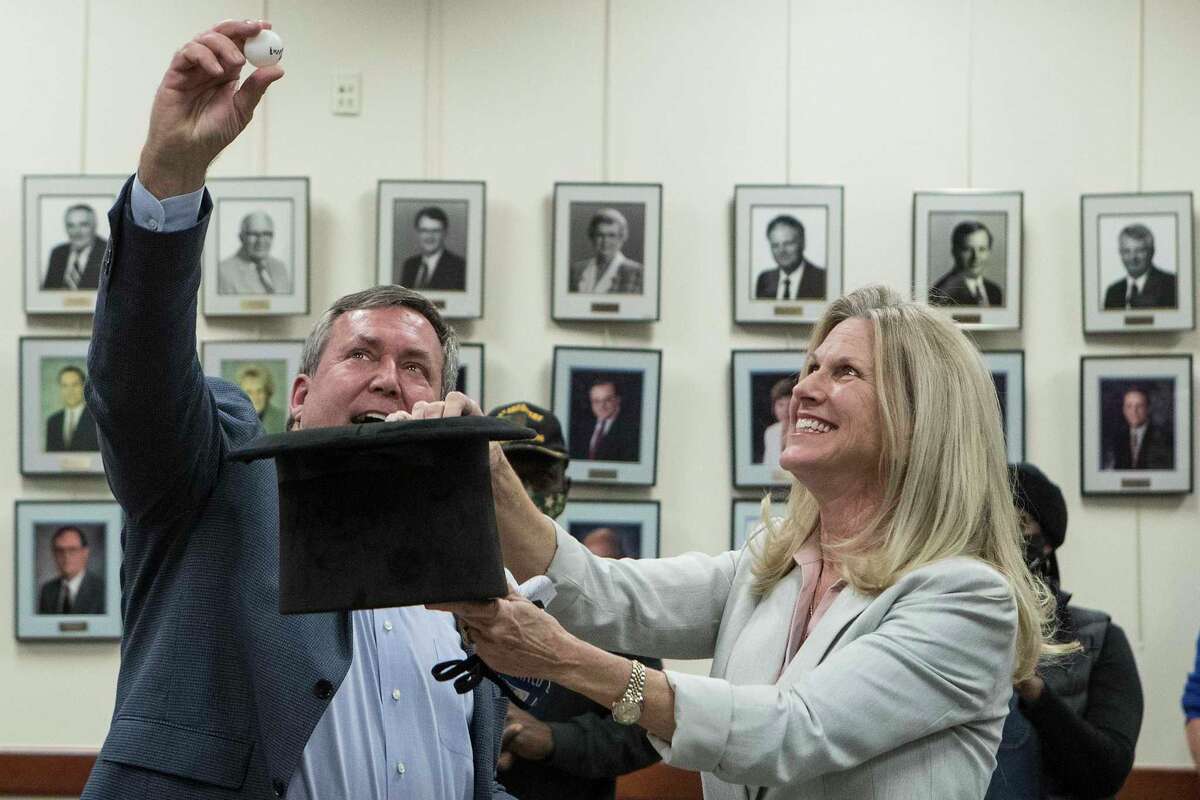 Dickinson mayoral race winner decided by drawing names out of a hat