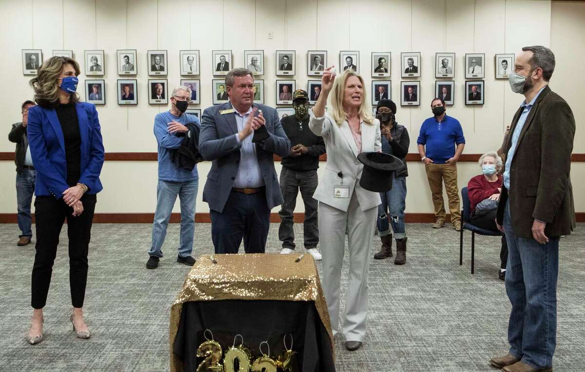 Dickinson mayoral race winner decided by drawing names out of a hat