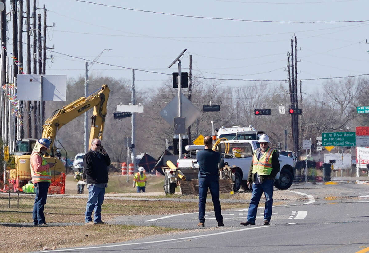 Large gas leak evacuates 50 homes, shuts down FM 1463 in Fort Bend