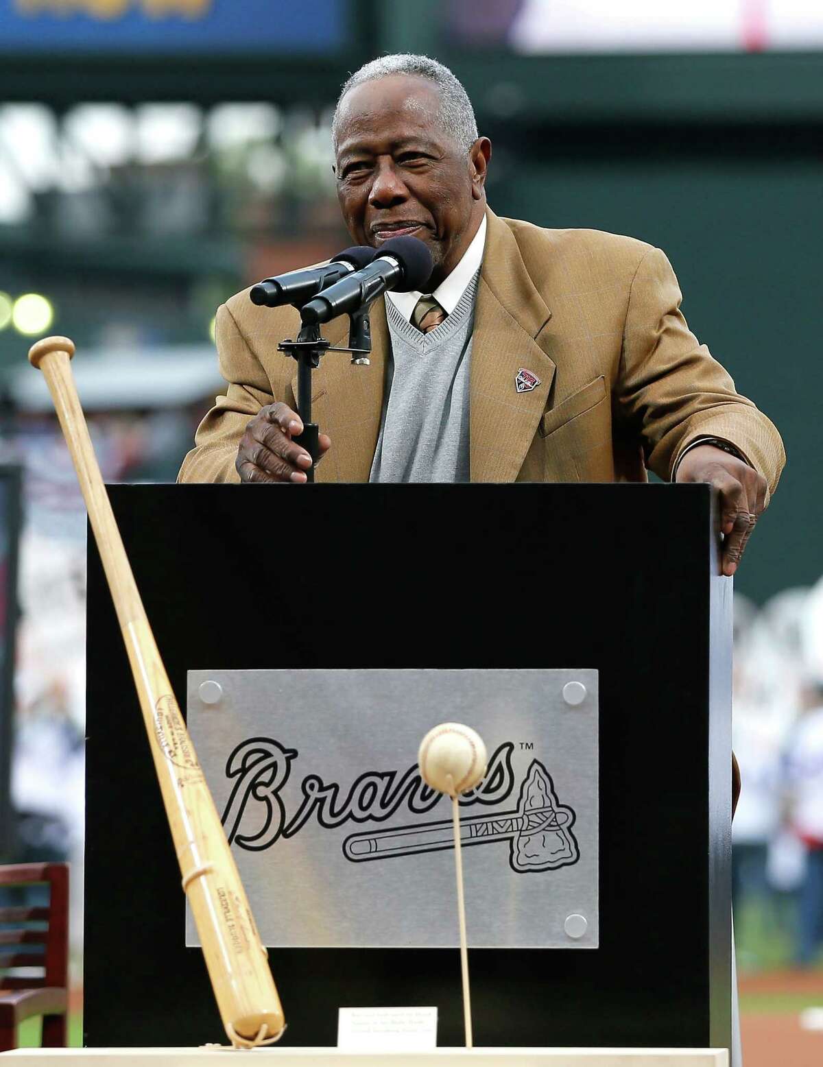 Hank Aaron, baseball’s one-time home run king, dies at 86